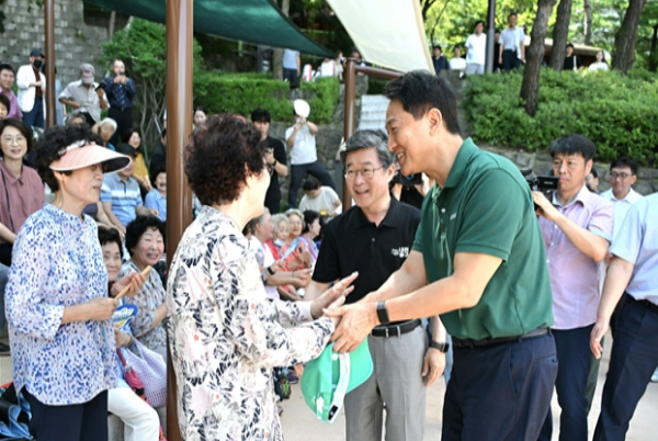 "고지대 계단 100곳 무장애 길로"… 오세훈 서울시장, 신당동 엘리베이터 설치대상지 방문